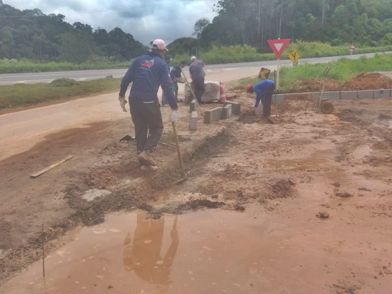 Pavimentação iniciada com instalação de meios fios no Trevo de Paraju ...