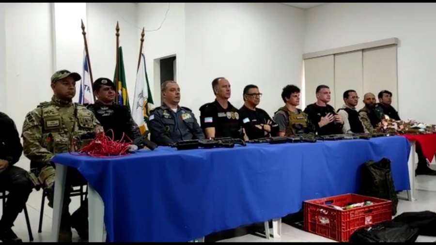Policiais são aplaudidos por moradores de Santa Leopoldina após caça a ... Policiais são aplaudidos por moradores de Santa Leopoldina após caça a ...